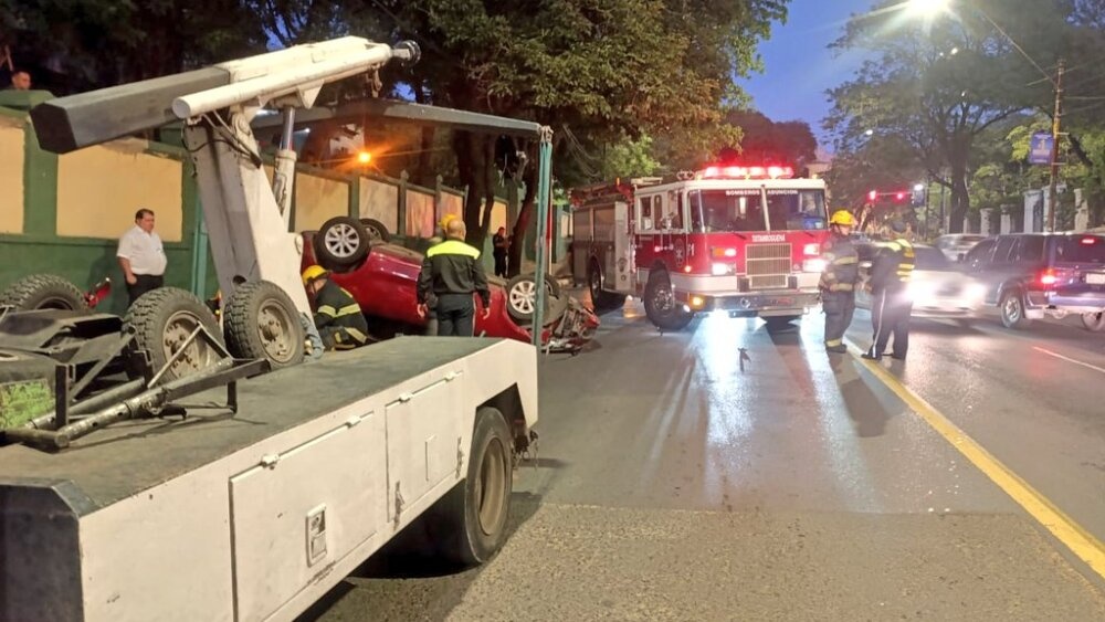Choque y vuelco de auto provoca complicaciones en el tránsito sobre ...